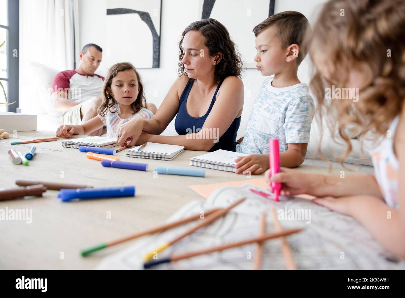 Family coloring together table hi-res stock photography and images - Alamy