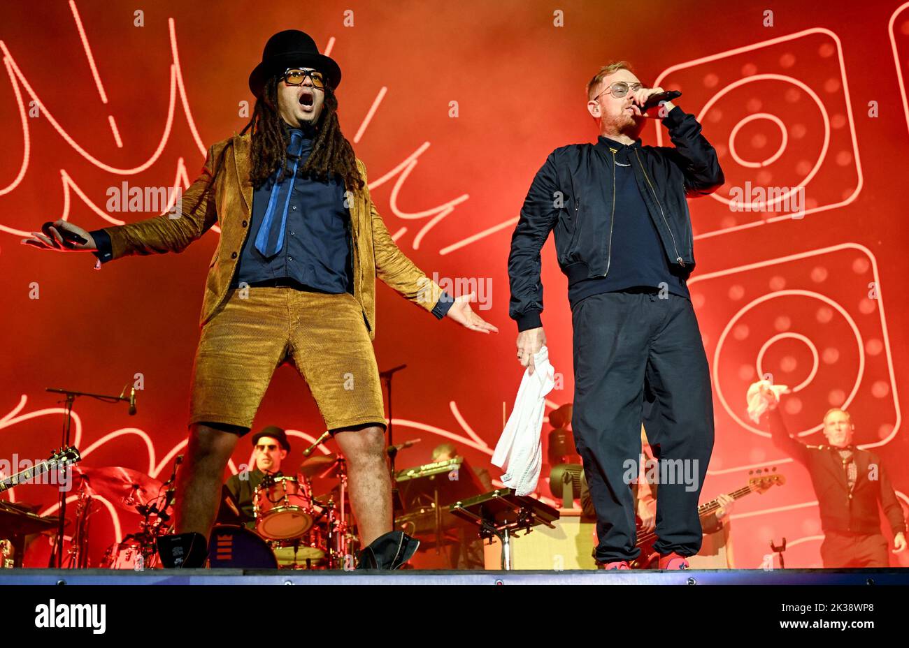 Berlin, Germany. 25th Sep, 2022. Singers Peter Fox (r) and Dellé of the ...