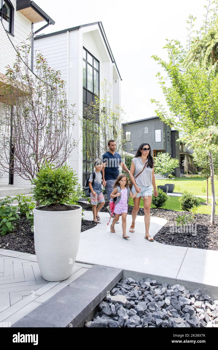 Mother leaving family with father hi-res stock photography and images ...