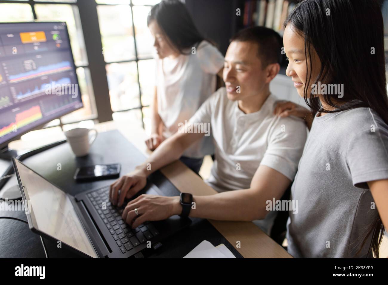 Family watching laptop screen together hi-res stock photography and ...