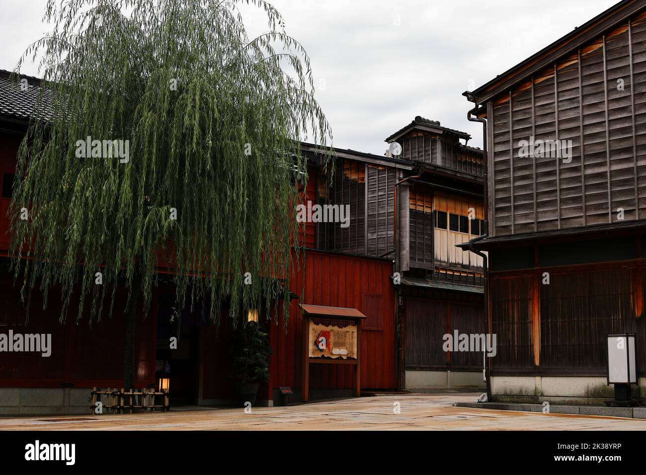 Scenery of the ancient capital of Japan "Kanazawa Higashi Chaya ...