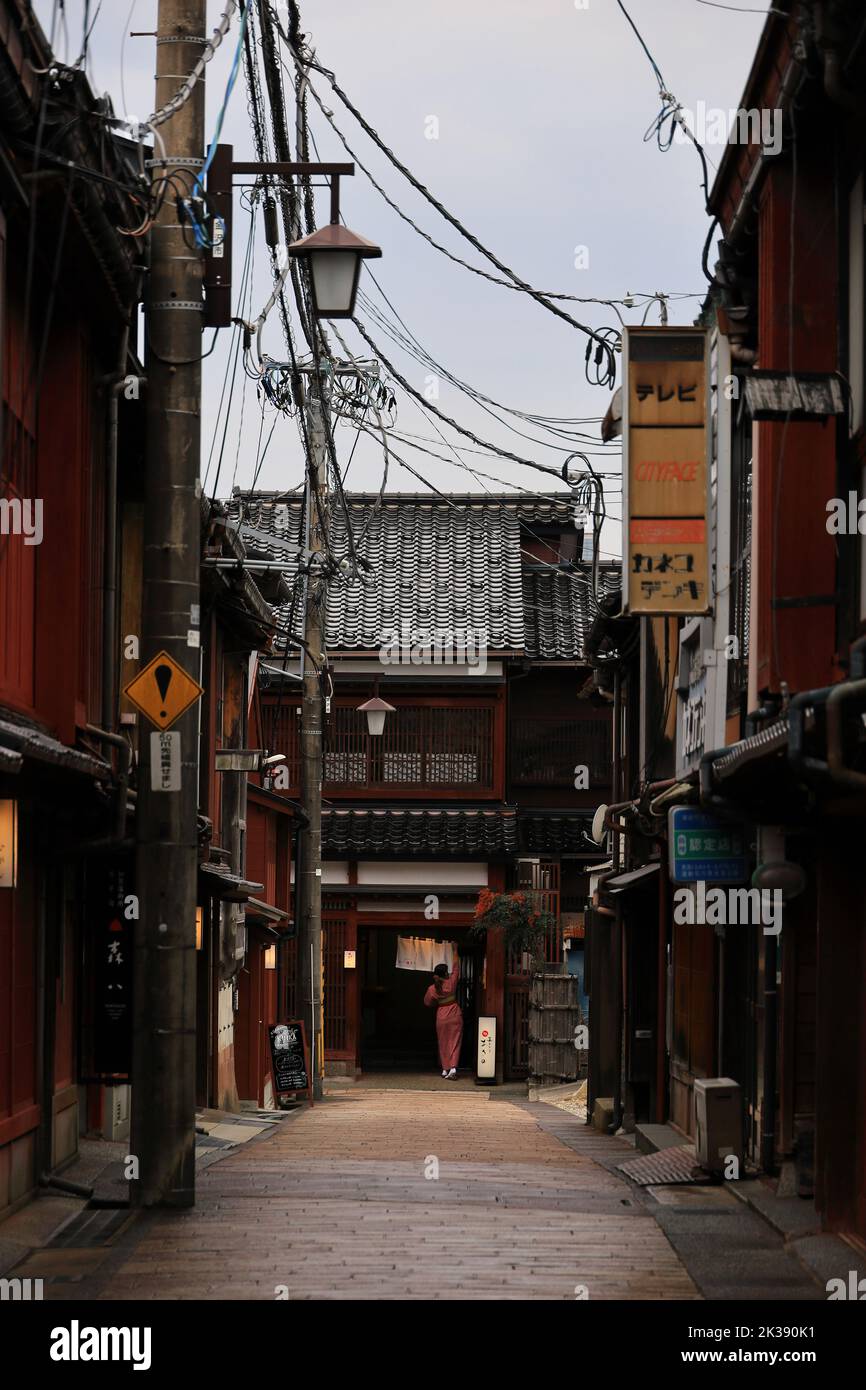 Scenery of the ancient capital of Japan "Kanazawa Higashi Chaya ...