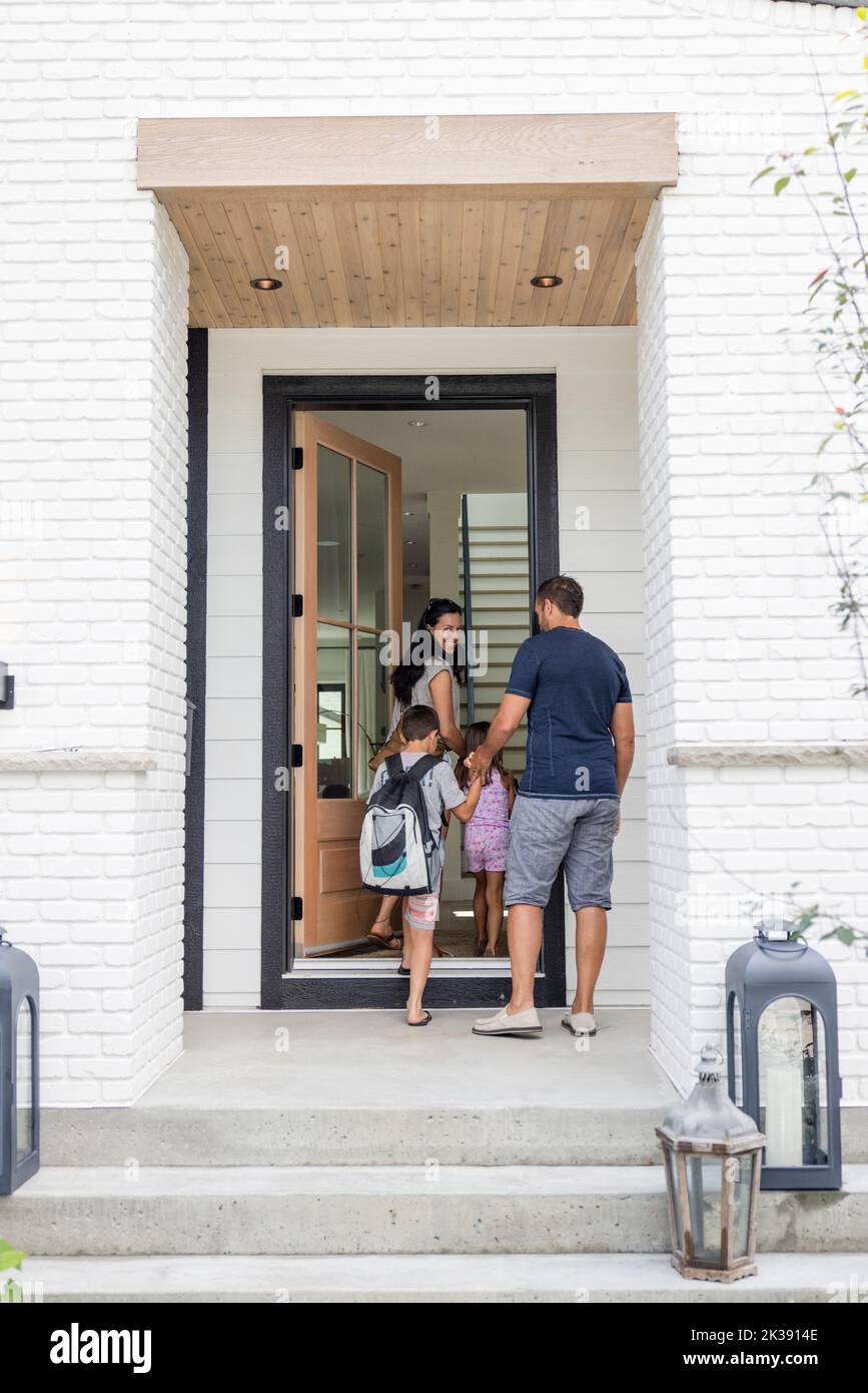 Man arriving home and door hi-res stock photography and images - Alamy