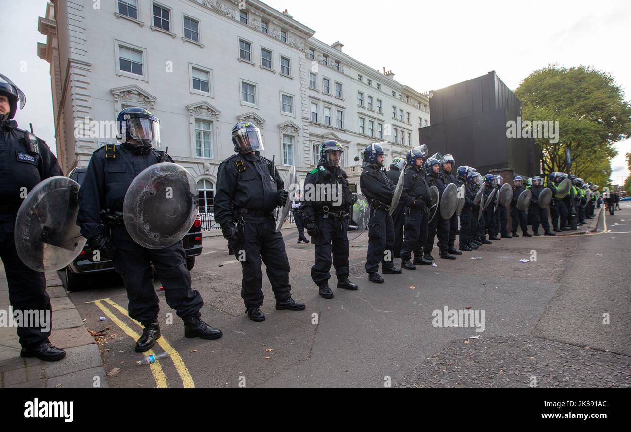 London, England, UK. 25th Sep, 2022. A long line of UK riot police ...