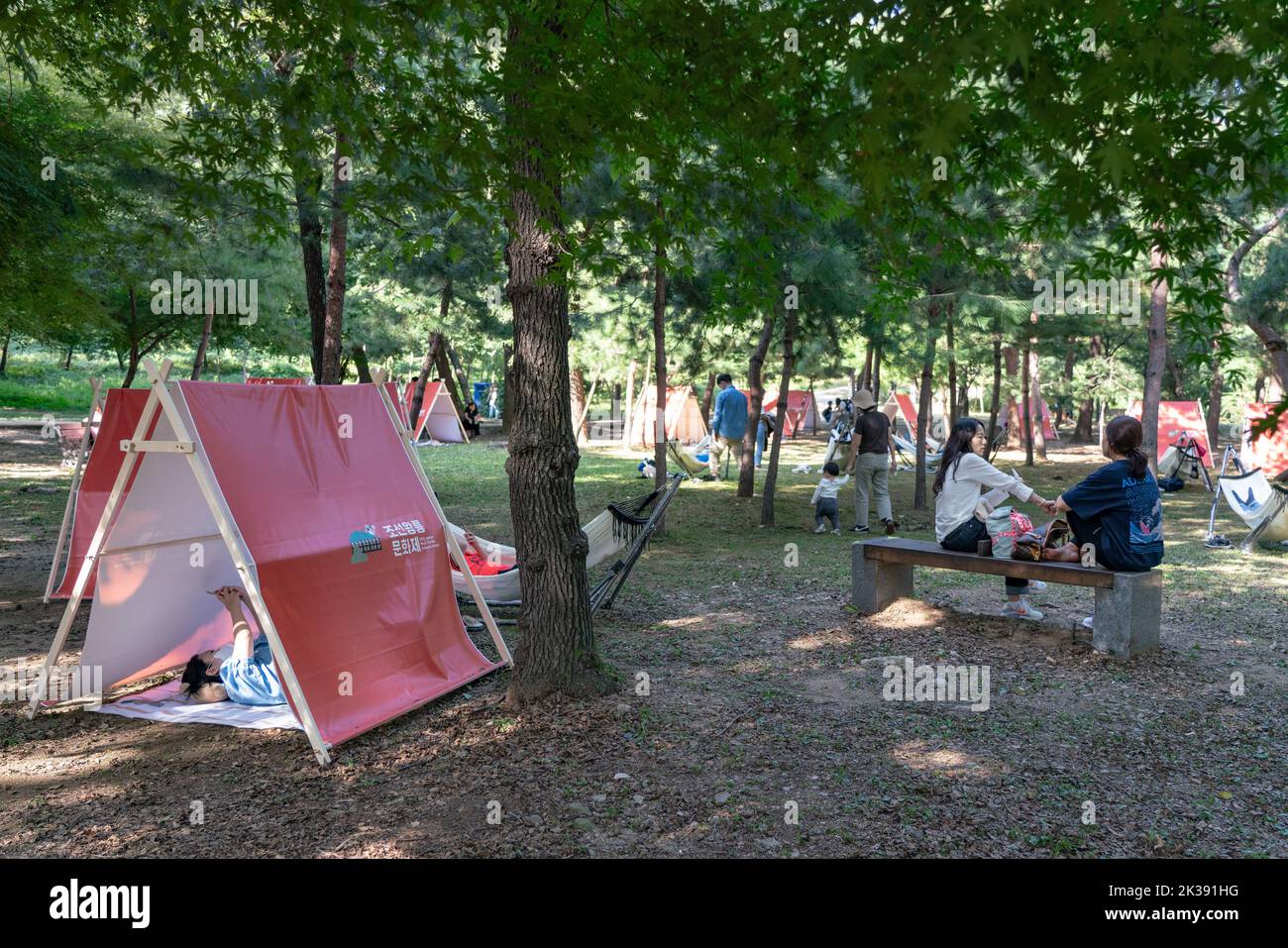 Seoul, South Korea. 25th Sep, 2022. People seen relaxing on a bench ...