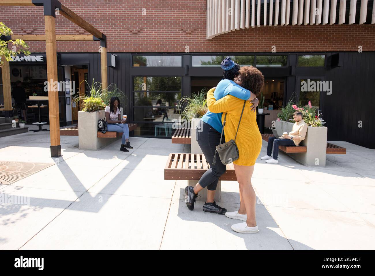 Meet friends cafe hi-res stock photography and images - Alamy