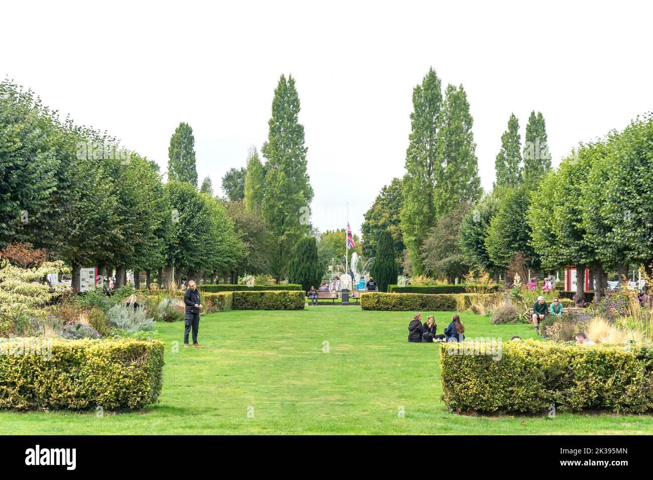 Parkway gardens and fountain, Welwyn Garden City Centre, Hertfordshire ...