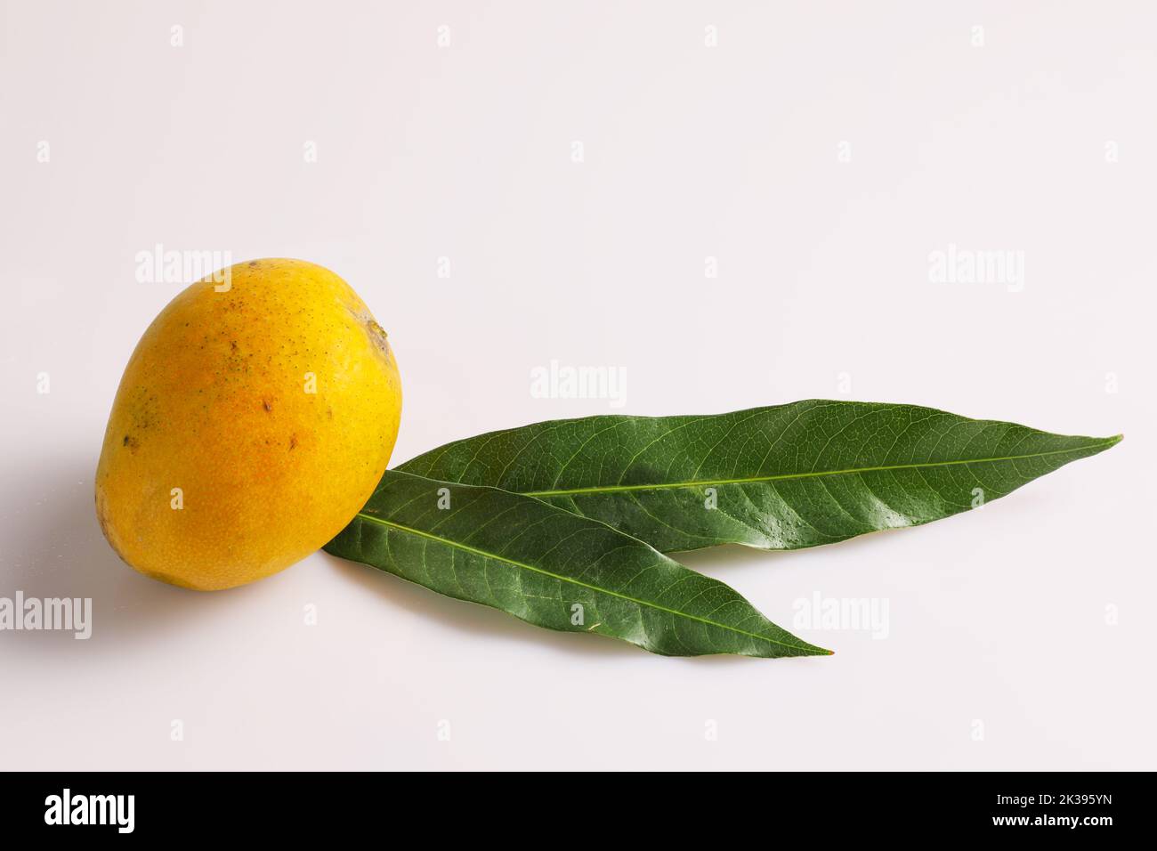 Fresh mango with mango slice and leaves Stock Photo - Alamy