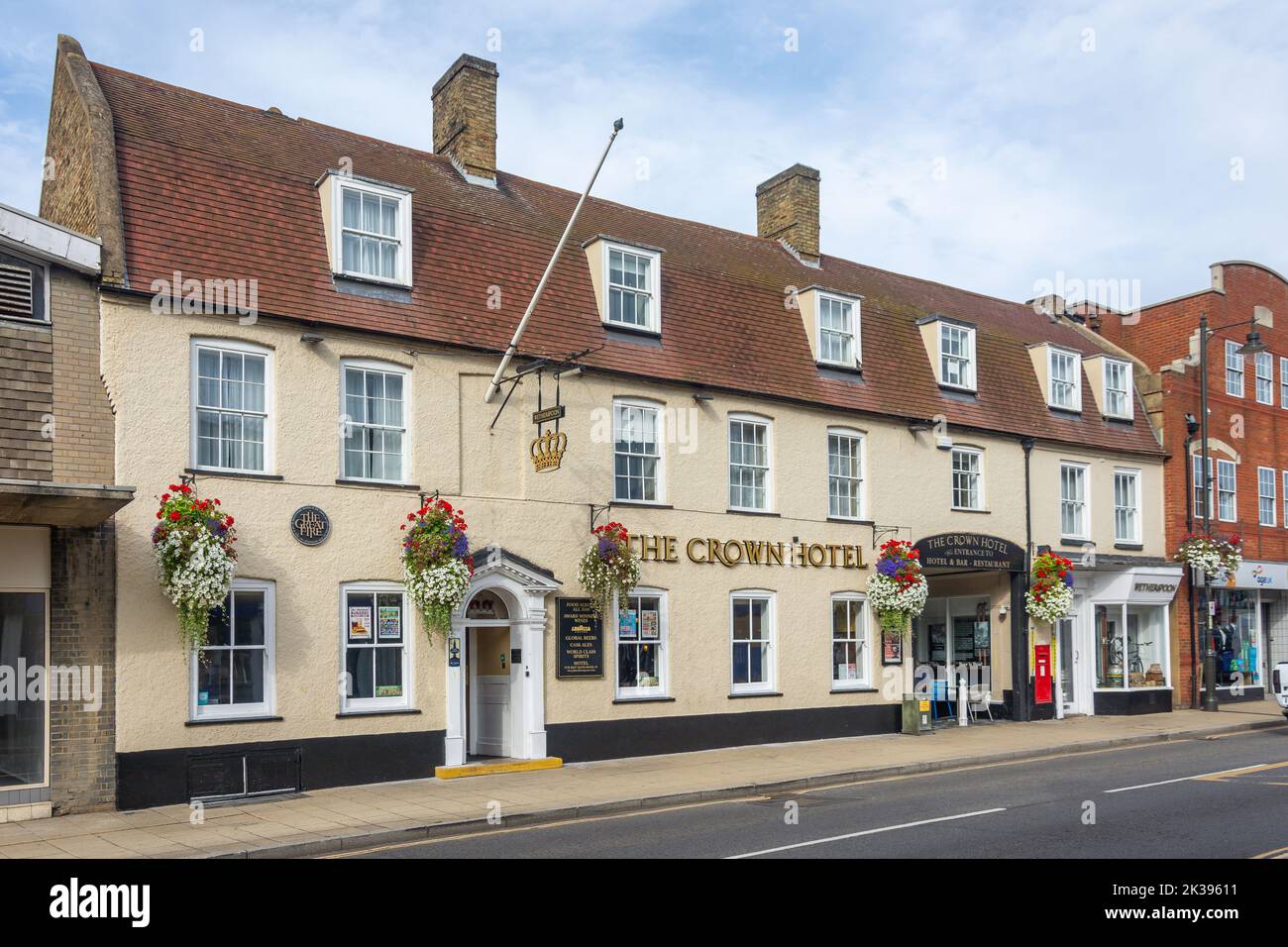 The crown hotel jd wetherspoon high street biggleswade town cent hi-res ...