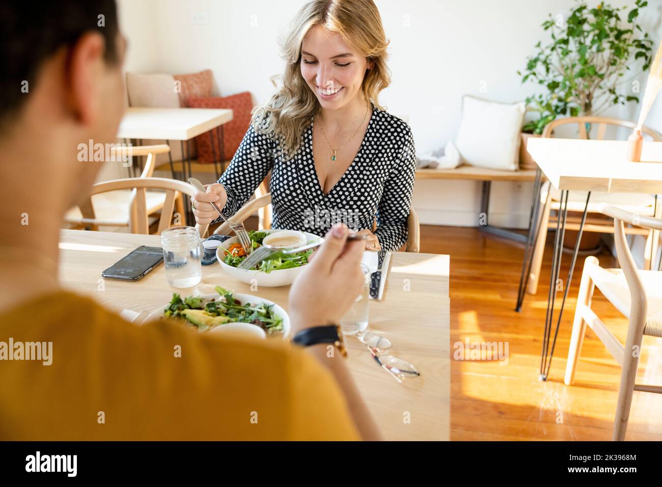 Man and woman eating lunch hi-res stock photography and images - Alamy