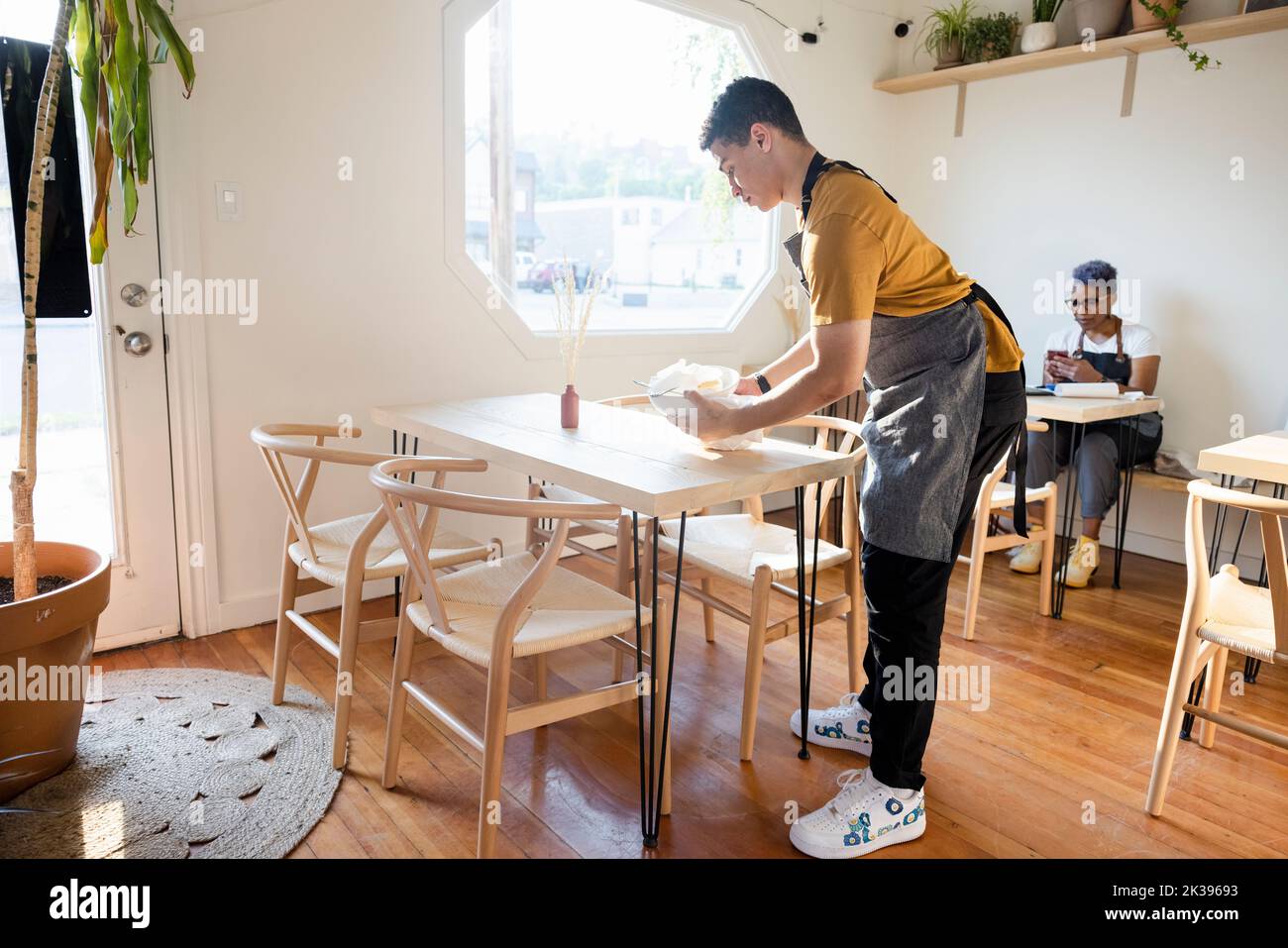 Cleaning table restaurant hi-res stock photography and images - Alamy