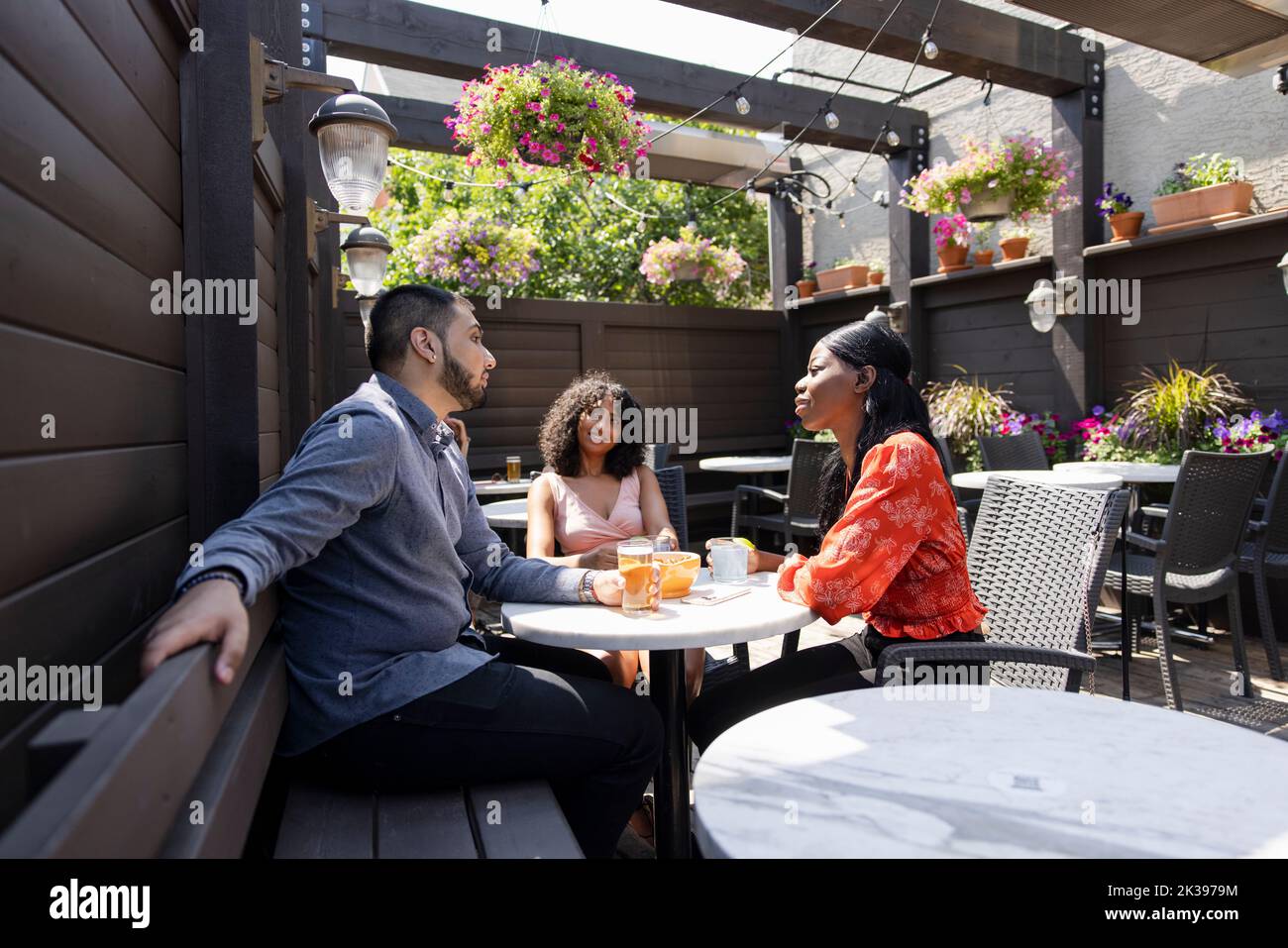 Meet friends cafe hi-res stock photography and images - Alamy