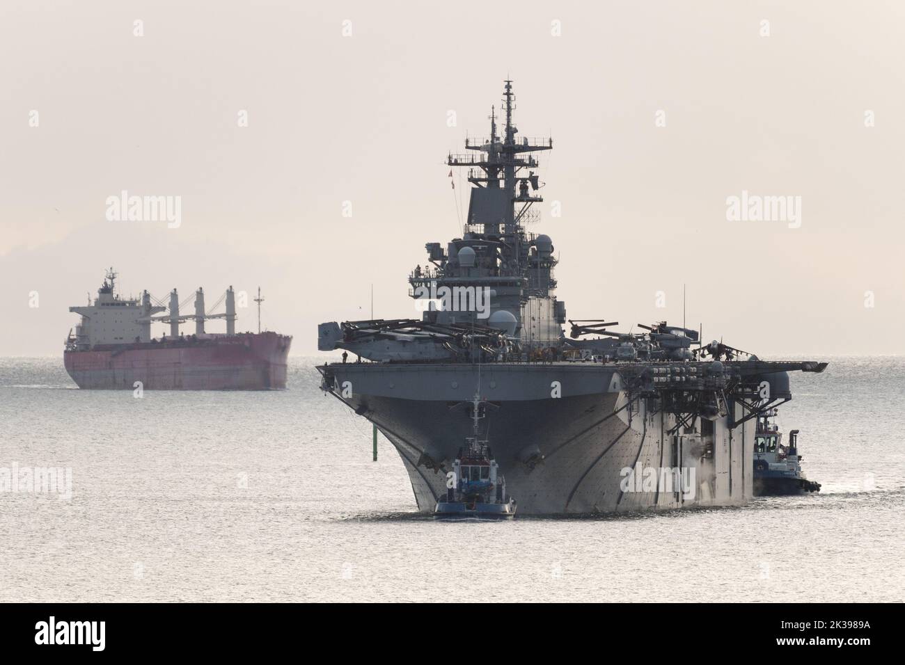 US Navy a Wasp-class amphibious assault ship USS Kearsarge (LHD-3) in ...