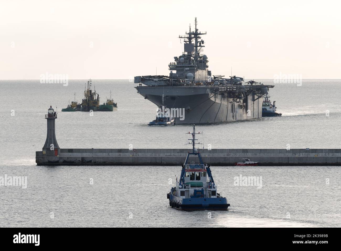 US Navy a Wasp-class amphibious assault ship USS Kearsarge (LHD-3) in ...