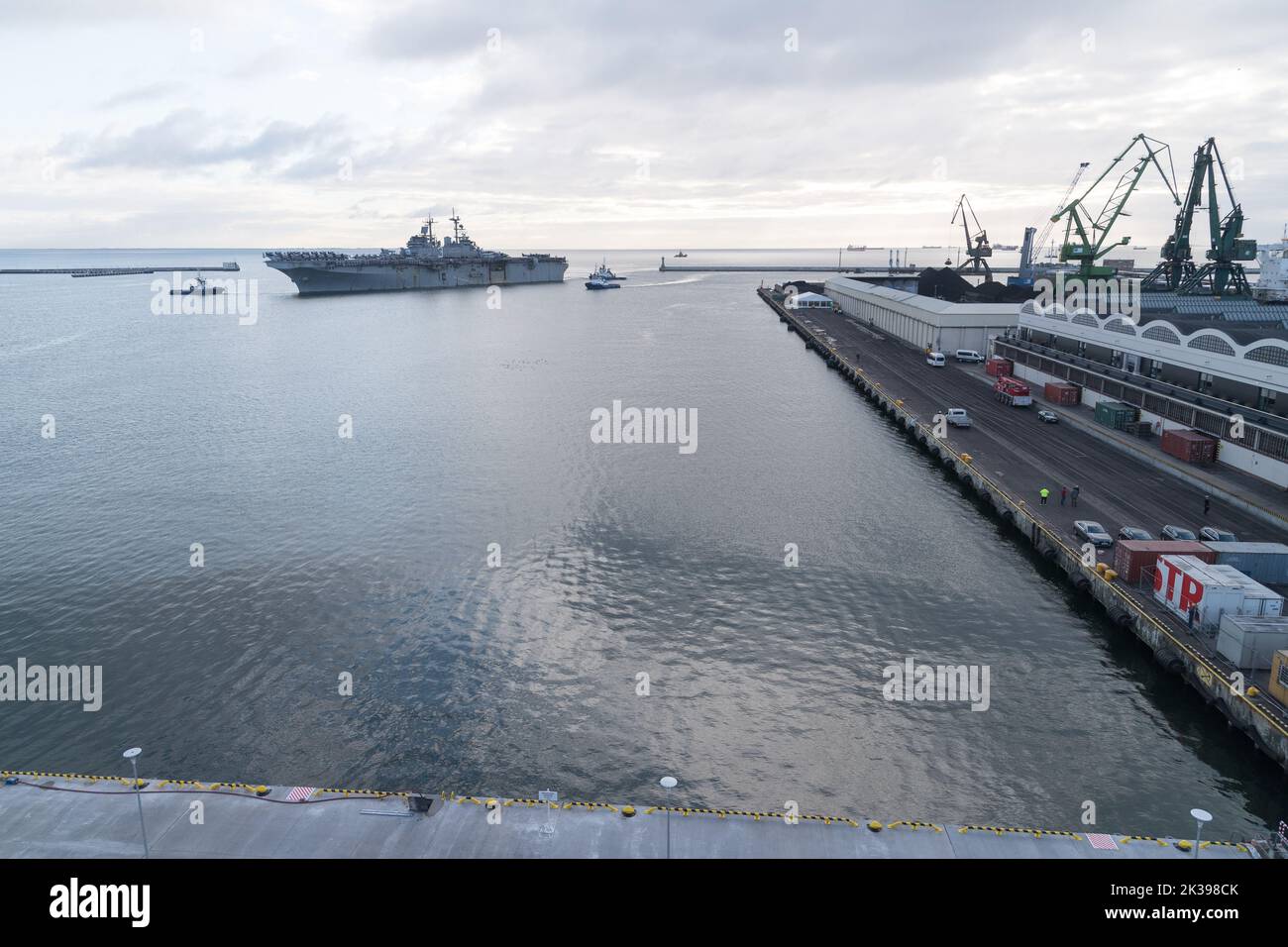 US Navy a Wasp-class amphibious assault ship USS Kearsarge (LHD-3) in ...