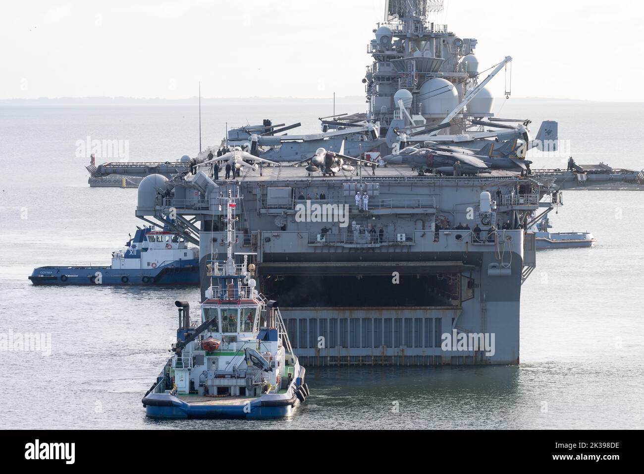 US Navy a Wasp-class amphibious assault ship USS Kearsarge (LHD-3) in ...
