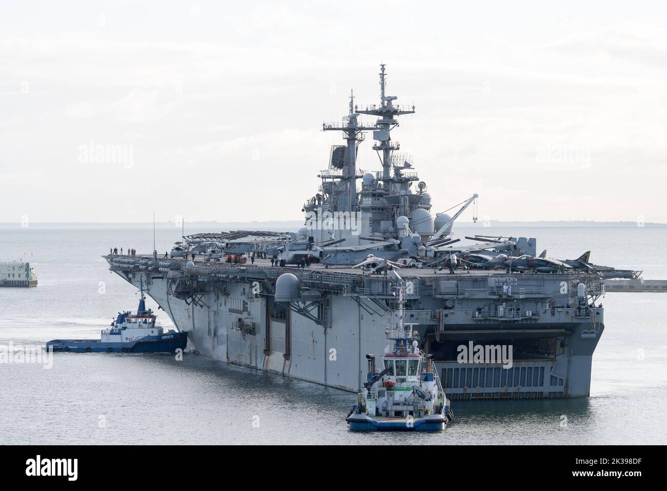 US Navy a Wasp-class amphibious assault ship USS Kearsarge (LHD-3) in ...