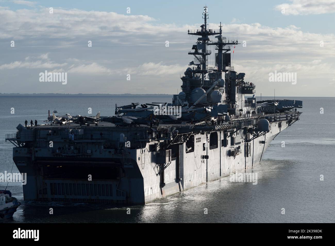 US Navy a Wasp-class amphibious assault ship USS Kearsarge (LHD-3) in ...