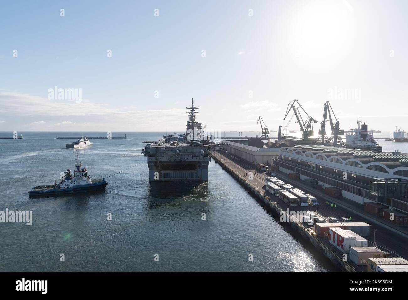 US Navy a Wasp-class amphibious assault ship USS Kearsarge (LHD-3) in ...