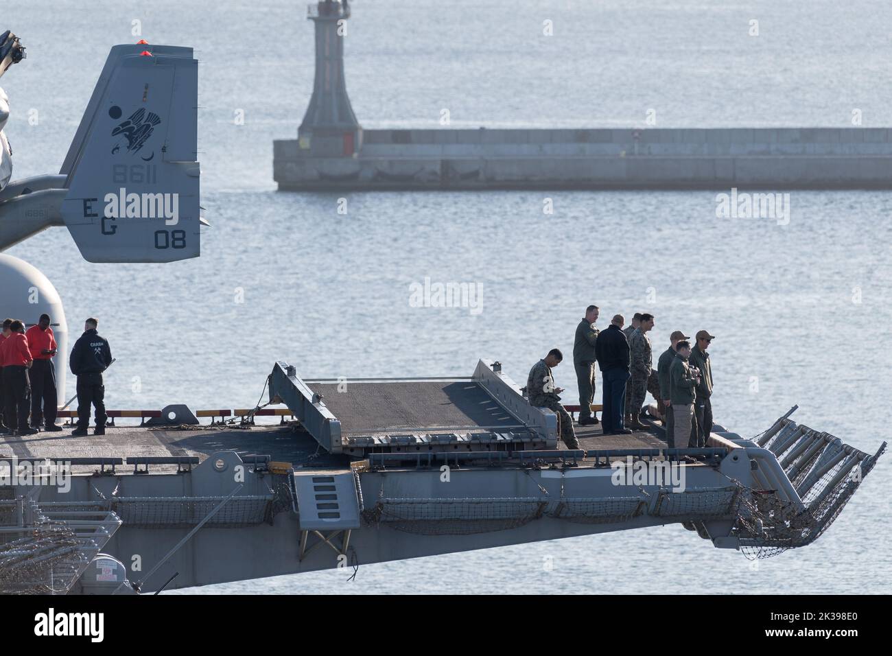 US Navy a Wasp-class amphibious assault ship USS Kearsarge (LHD-3) in ...