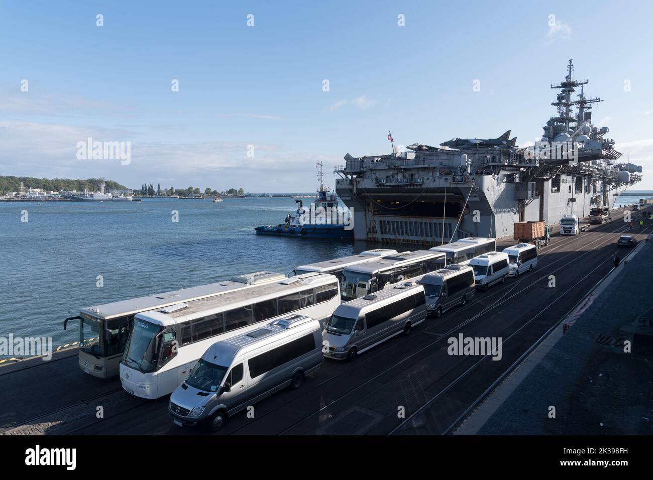 US Navy a Wasp-class amphibious assault ship USS Kearsarge (LHD-3) in ...