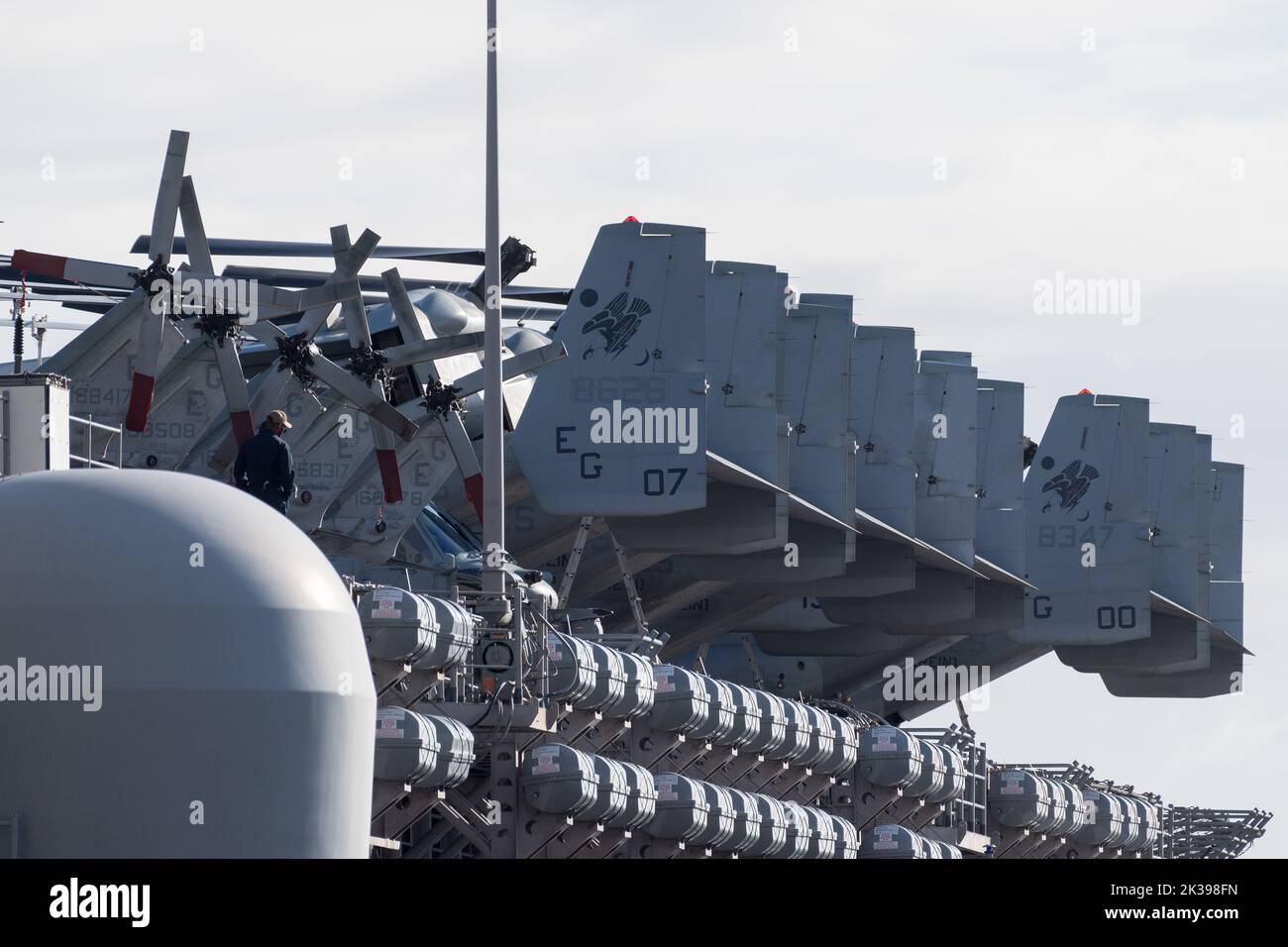 US Navy a Wasp-class amphibious assault ship USS Kearsarge (LHD-3) in ...
