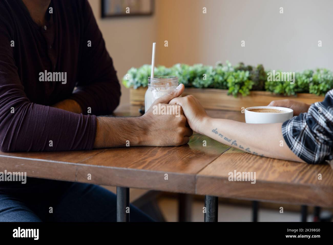 Two hands on the table hi-res stock photography and images - Alamy
