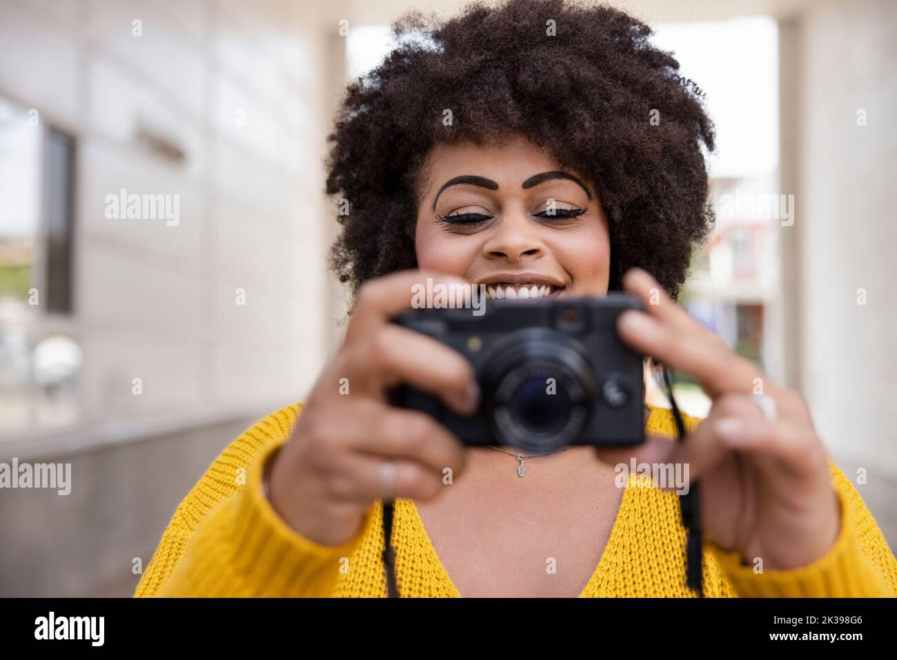 Person holding up photograph hi-res stock photography and images - Alamy