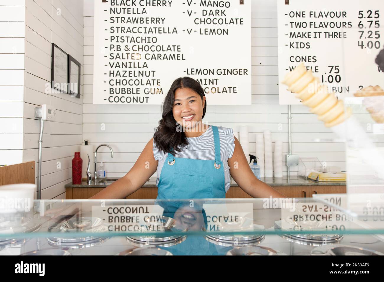 Child at shop counter hi-res stock photography and images - Alamy