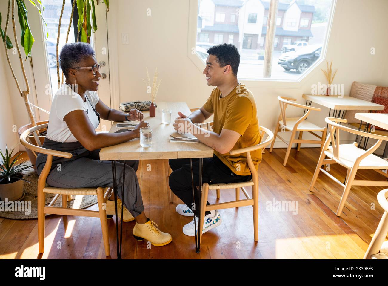 Meet at cafe hi-res stock photography and images - Alamy