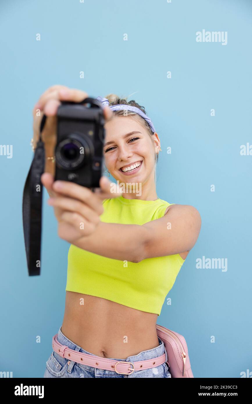 Person holding up photograph hi-res stock photography and images - Alamy
