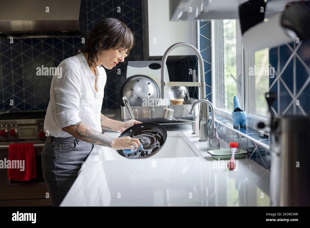 Sink dishes hi-res stock photography and images - Alamy