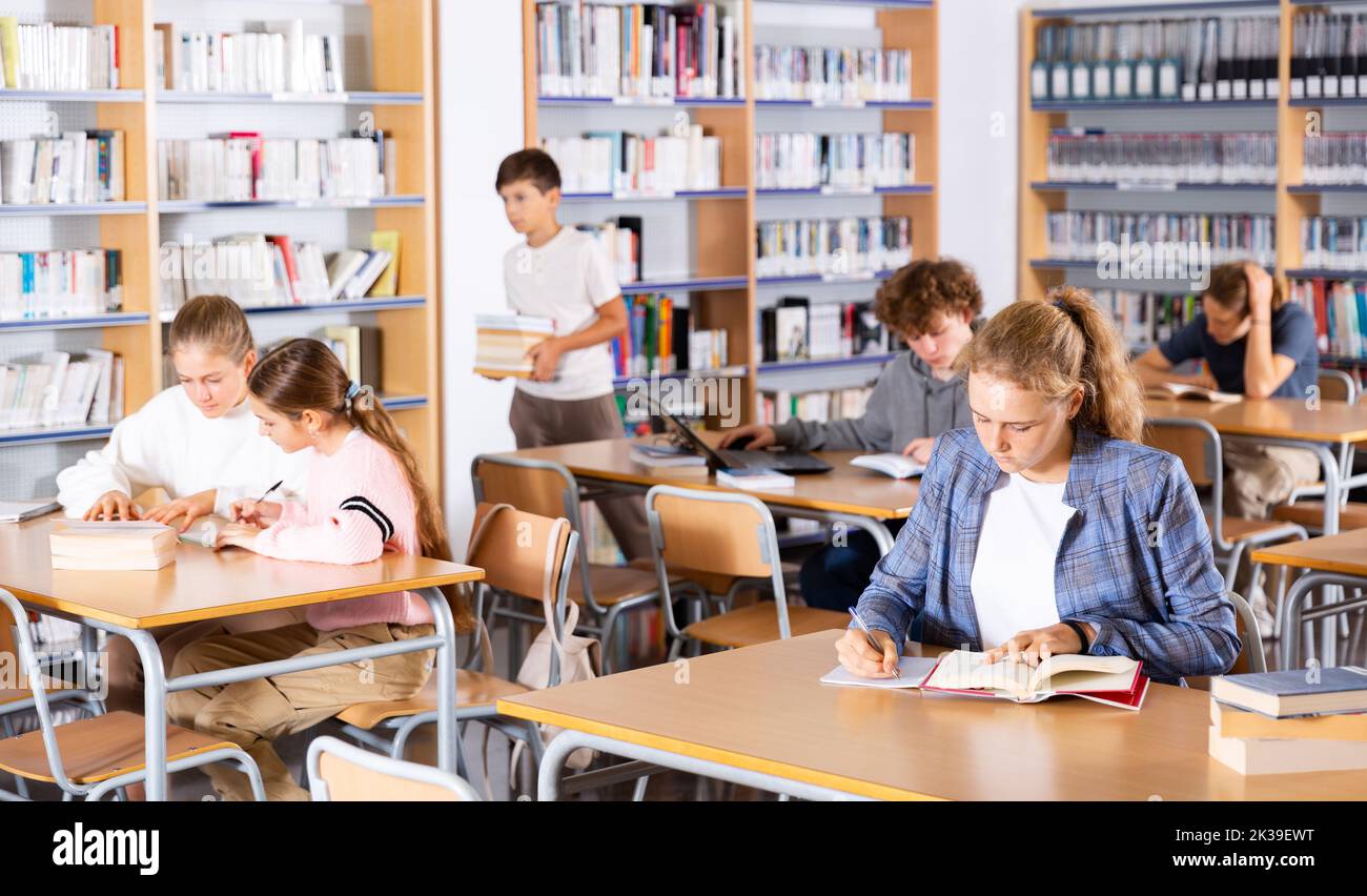 Teenage boys and girls in library Stock Photo - Alamy