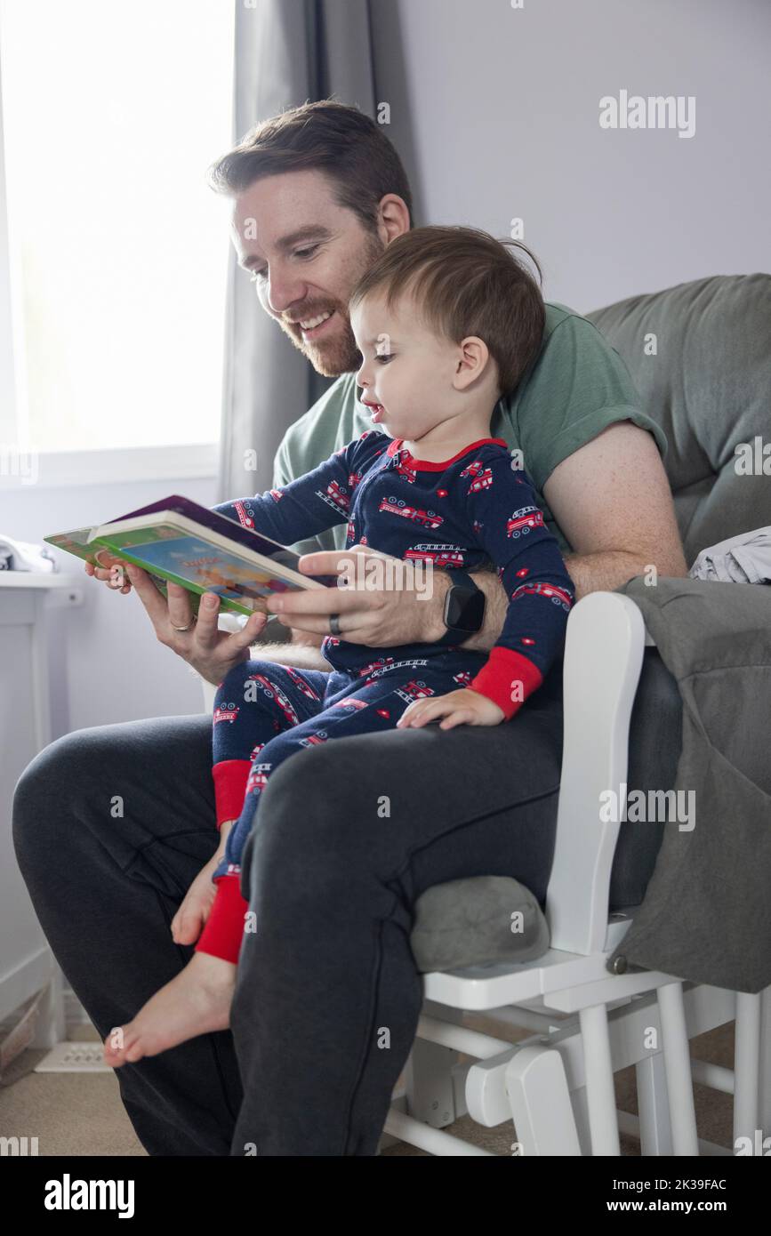 Reading story in modern home hi-res stock photography and images - Alamy