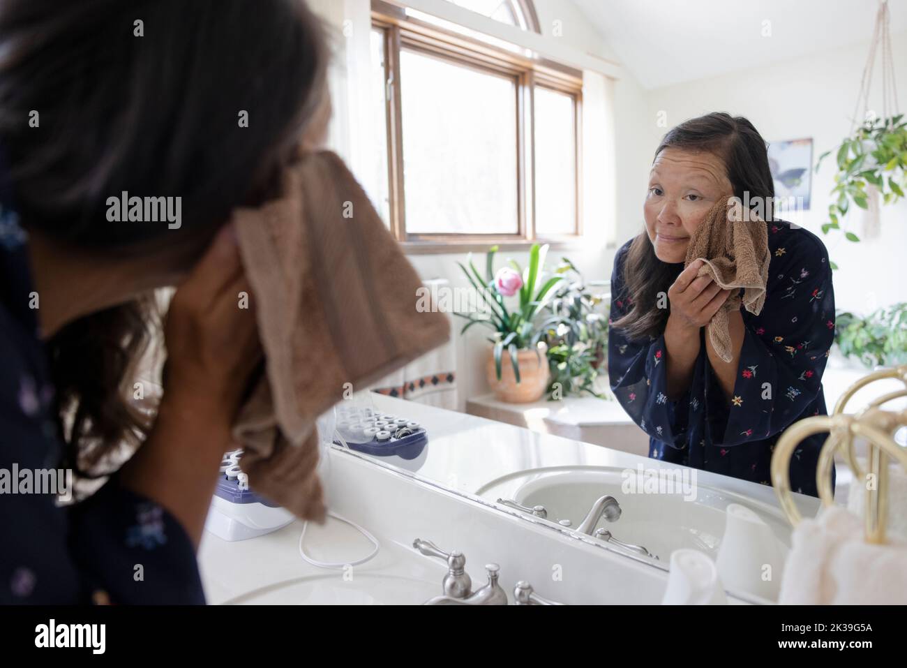 Black mirror series hi-res stock photography and images - Alamy