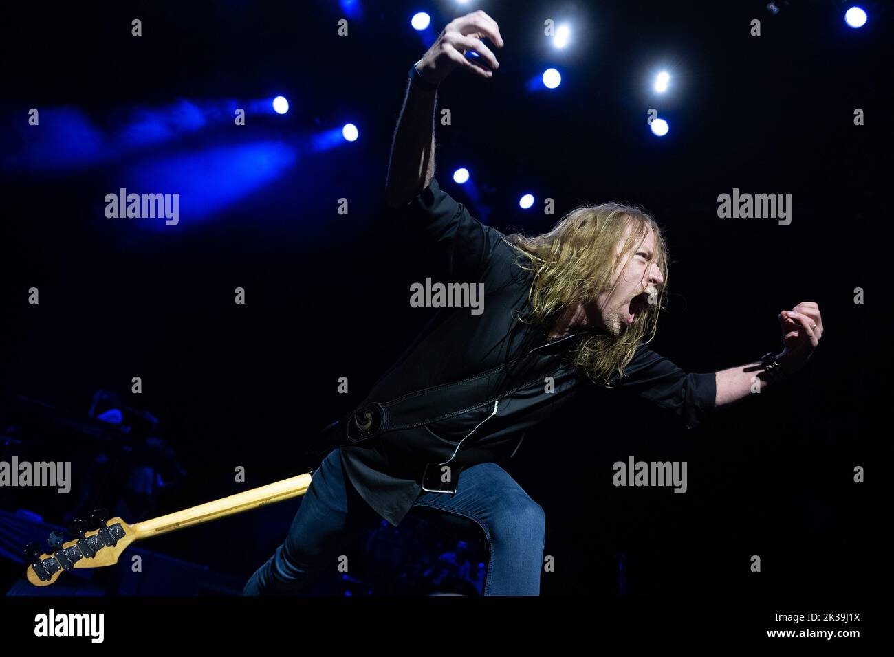 LONDON, ENGLAND: Foreigner perform on stage supporting Whitesnake at ...