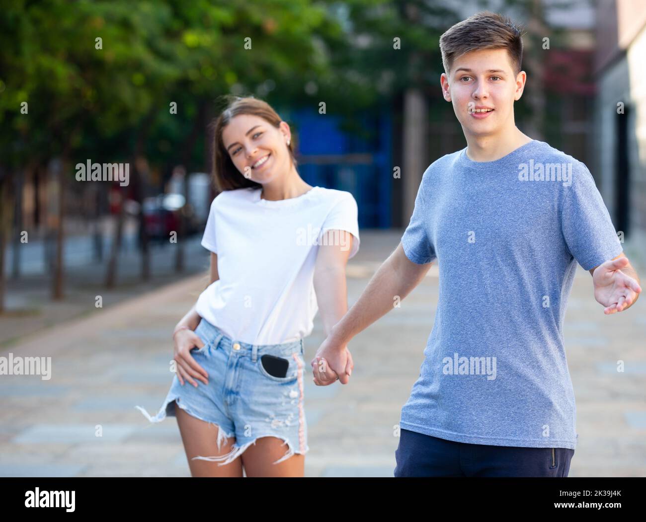 Teenagers walking hand in hand Stock Photo - Alamy
