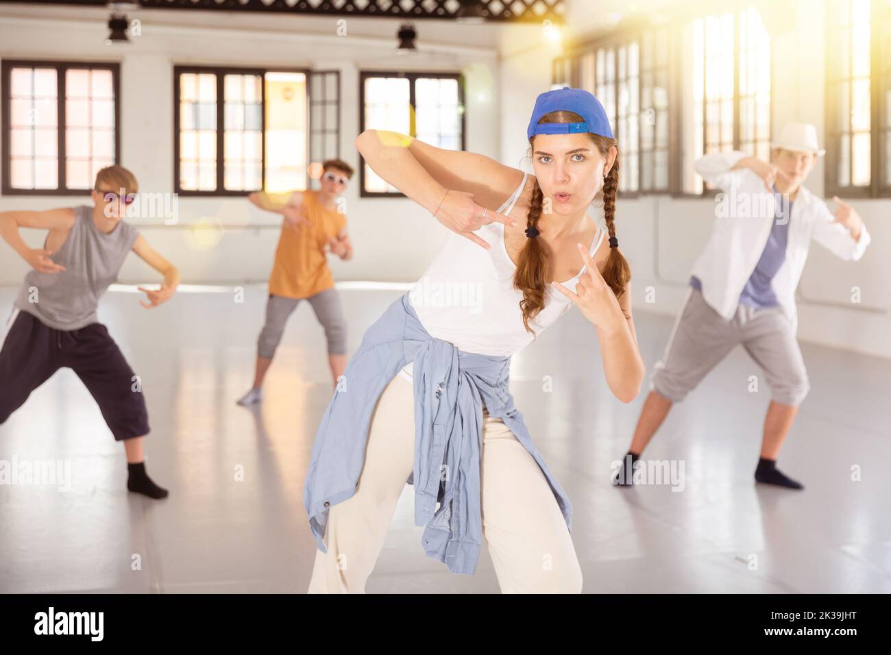 Young people dancing hip-hop Stock Photo - Alamy