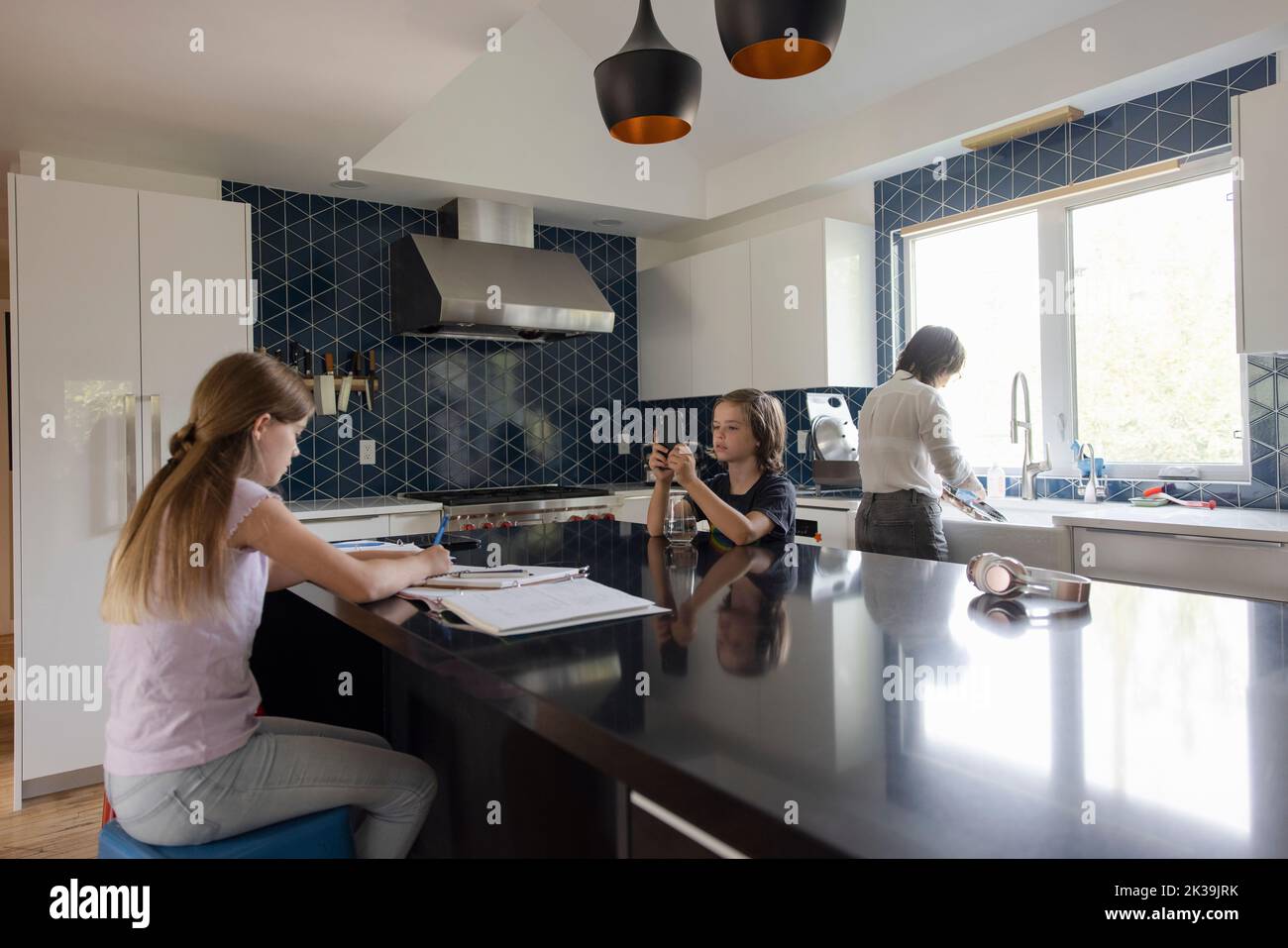 Family washing dishes together hi-res stock photography and images - Alamy