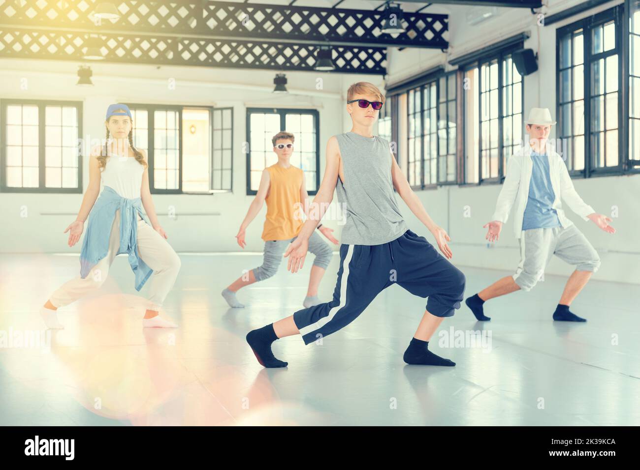 Young people dancing hip-hop Stock Photo - Alamy