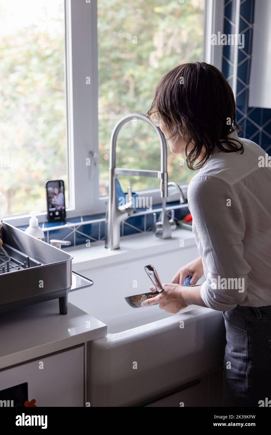 Person washing dishes hi-res stock photography and images - Alamy