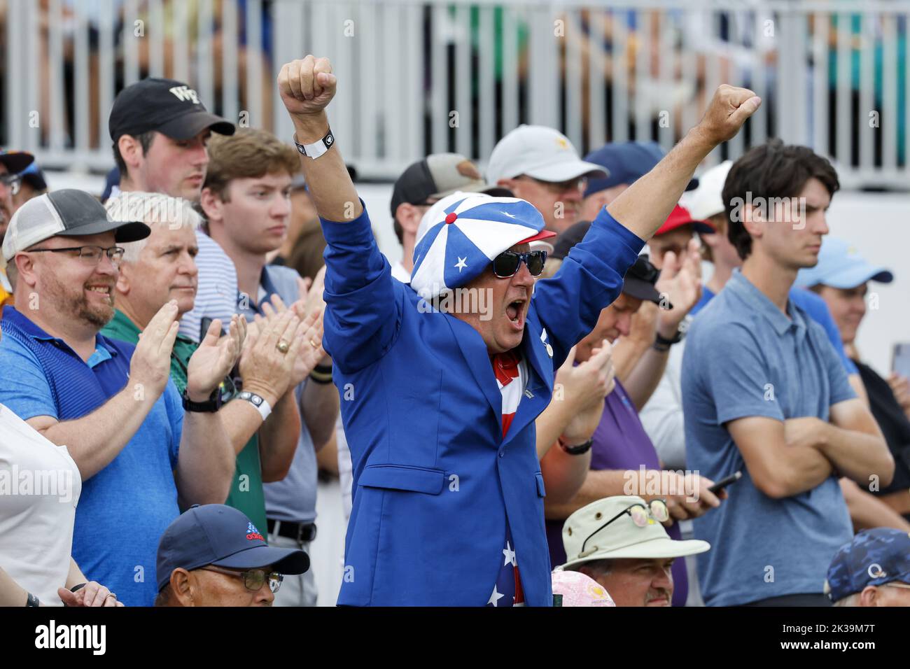 Cheers 2022 hi-res stock photography and images - Alamy