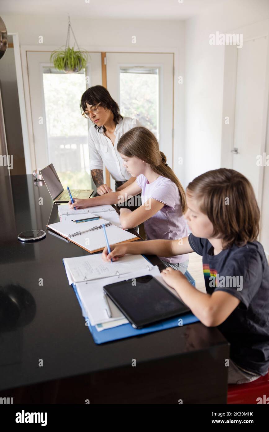 Sister helping brother homework hi-res stock photography and images - Alamy