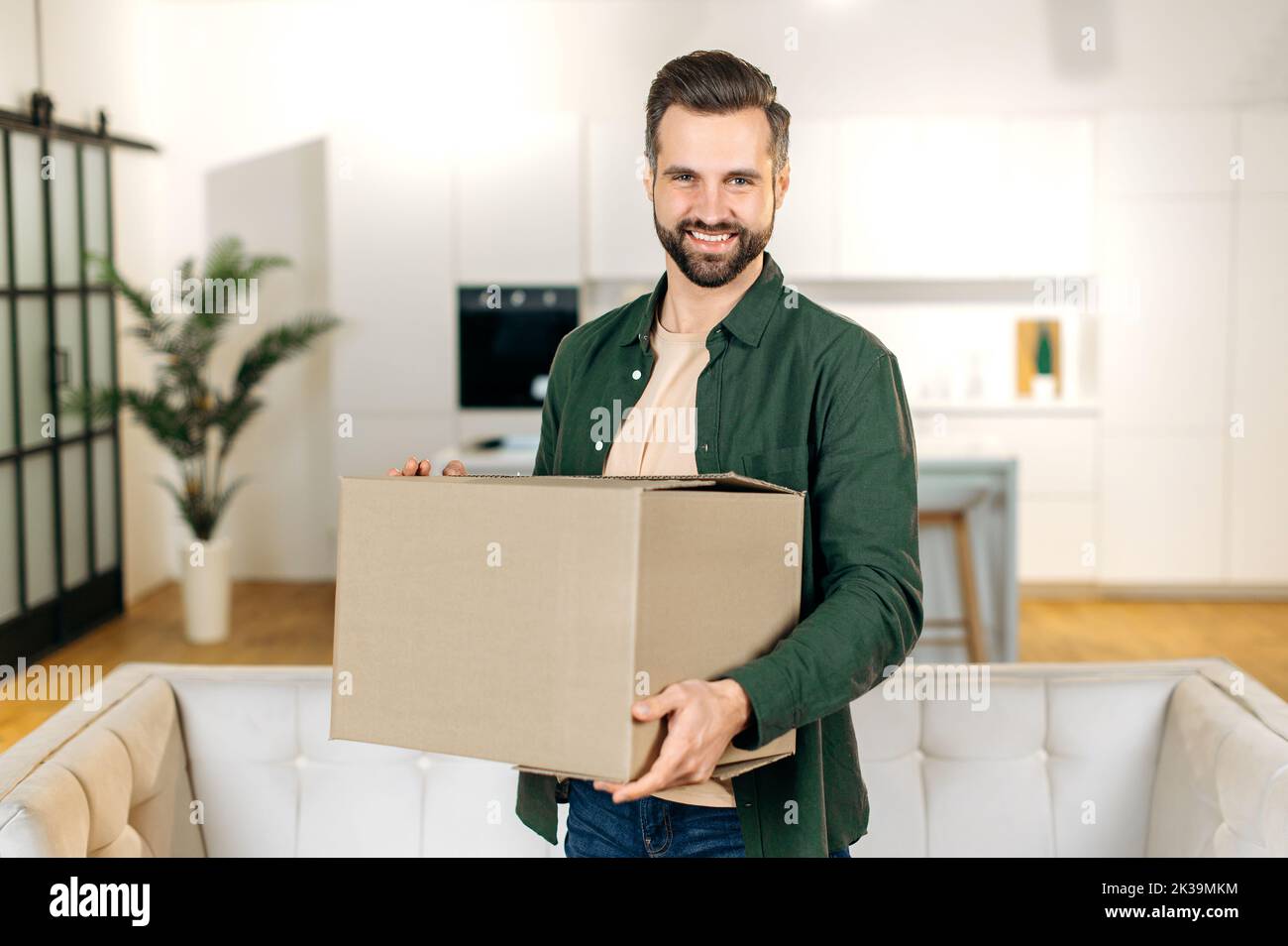 Large box home delivery hi-res stock photography and images - Alamy