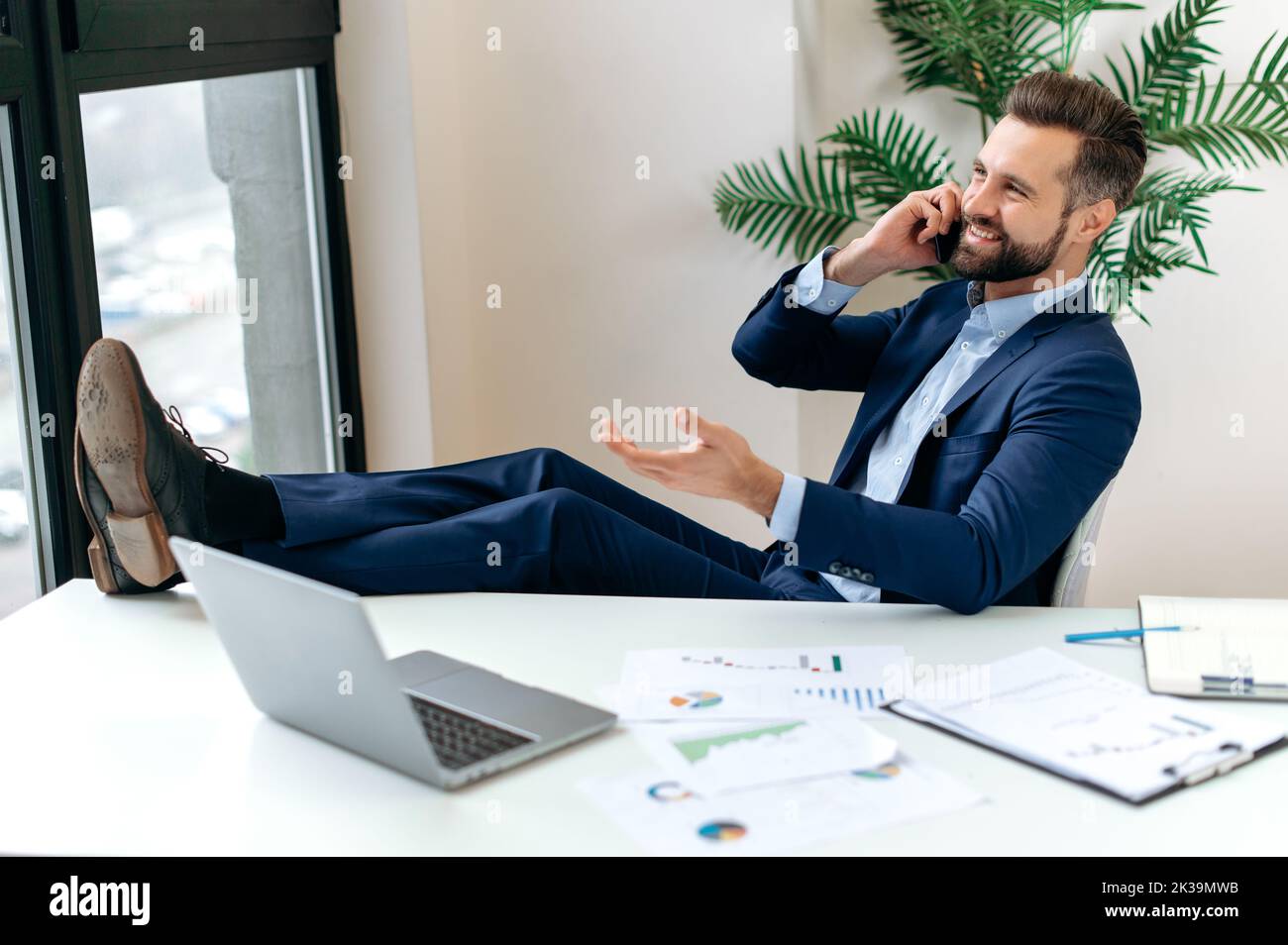 Manager speaking to colleague hi-res stock photography and images - Alamy