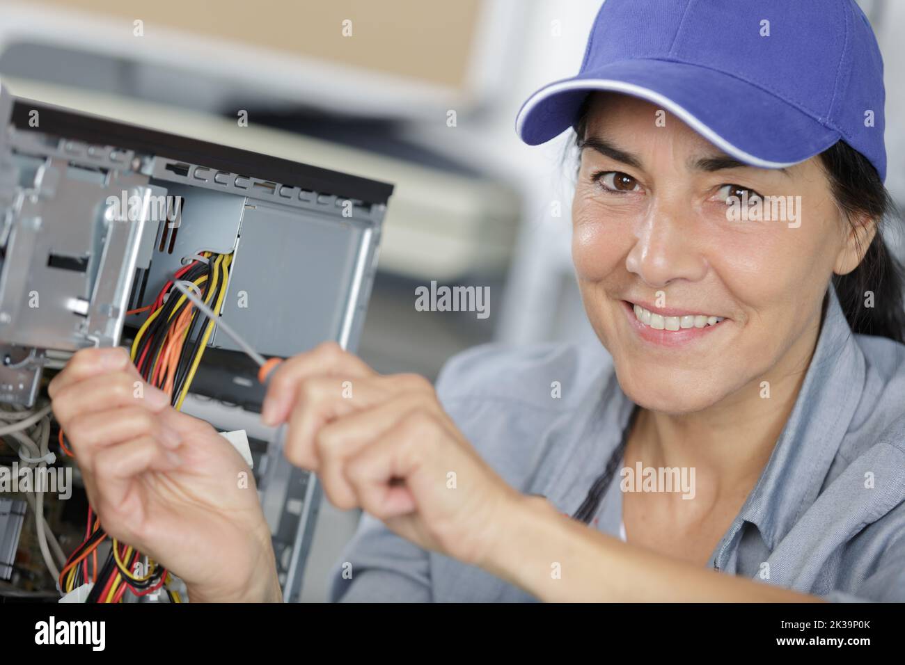 Female electronic engineer hi-res stock photography and images - Alamy