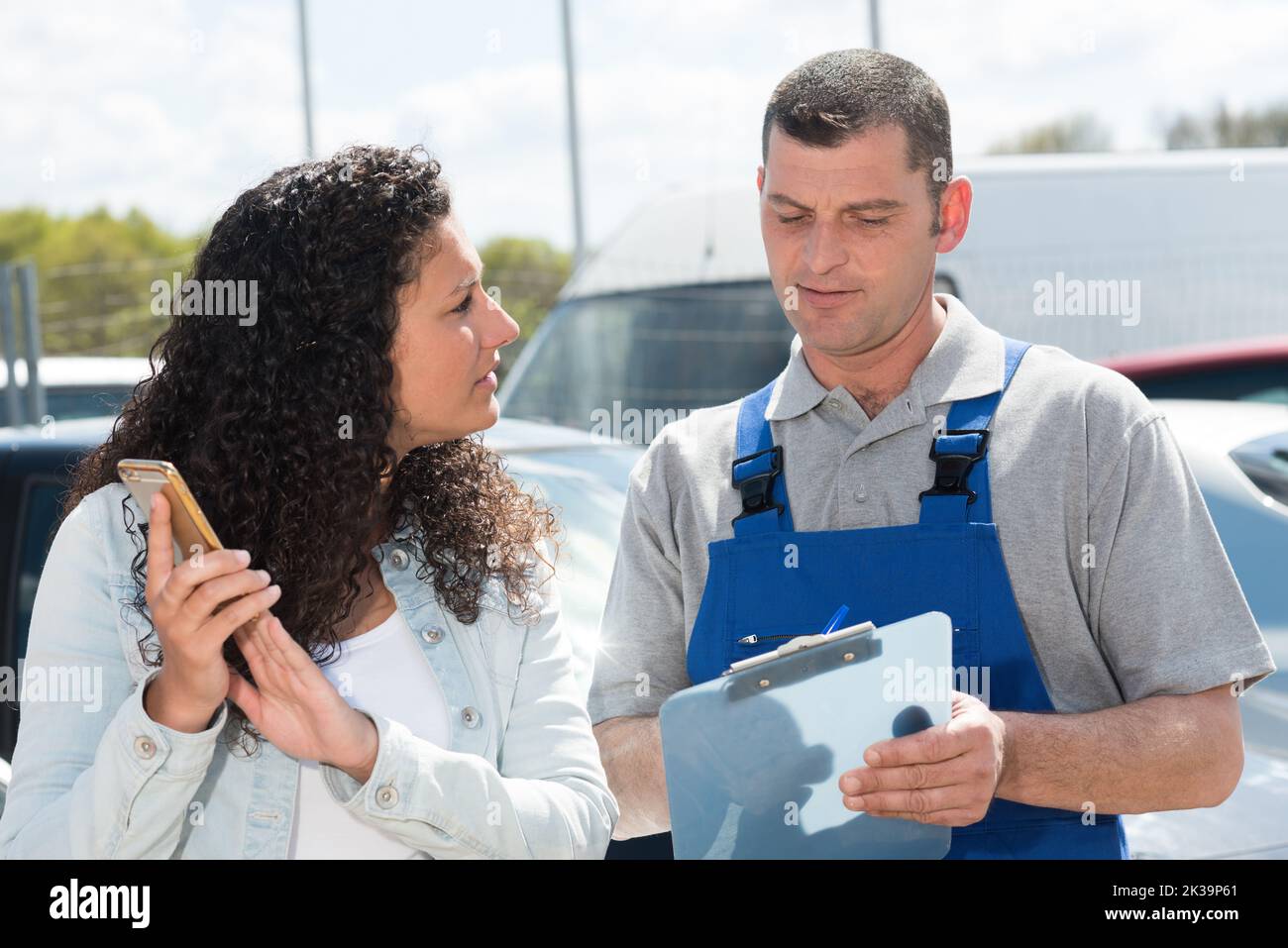 Female mechanic talking client hi-res stock photography and images - Alamy