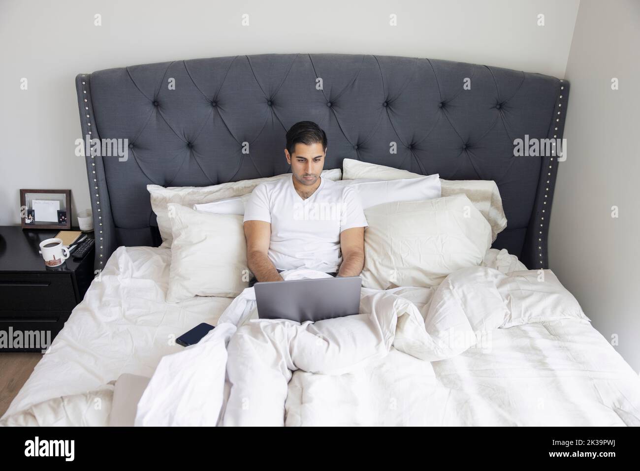 Working in bed hi-res stock photography and images - Alamy