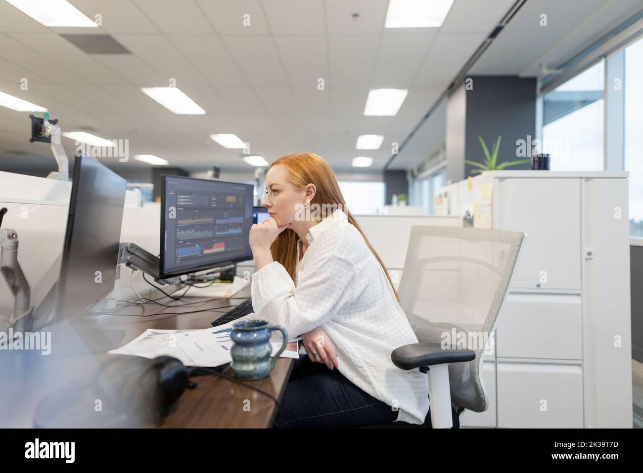 Person looking on computer hi-res stock photography and images - Alamy