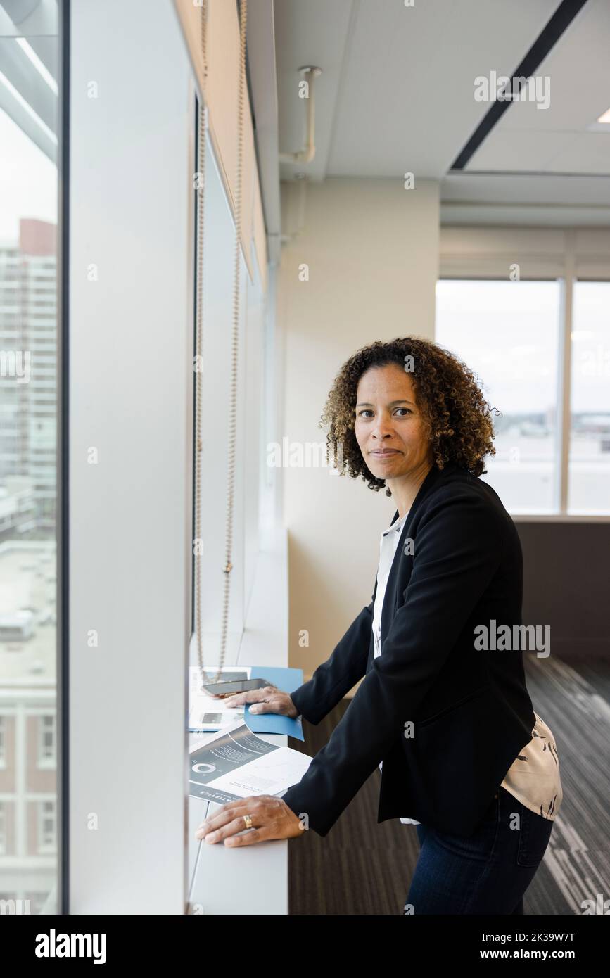 Hand resting on ledge hi-res stock photography and images - Alamy